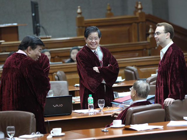 Groups supporting Aquino rally vs Corona near Senate | GMA News Online